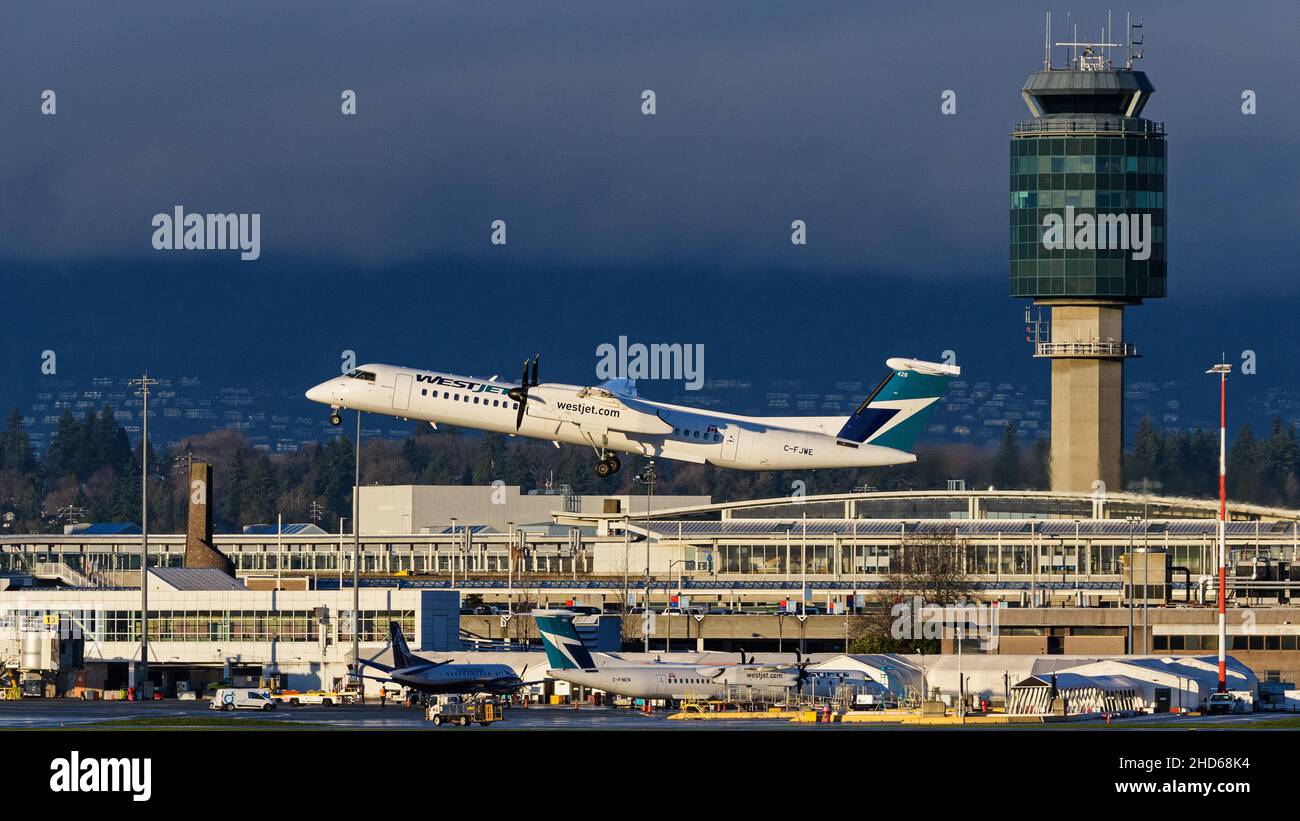Westjet de havilland dash 8 hi-res stock photography and images - Alamy