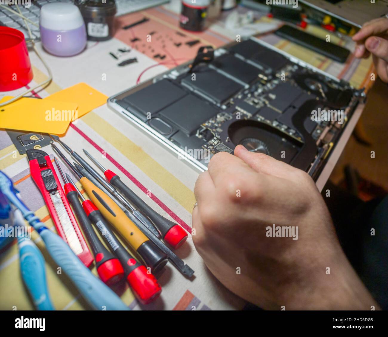 Computer repair specialist fix hi-res stock photography and images - Alamy