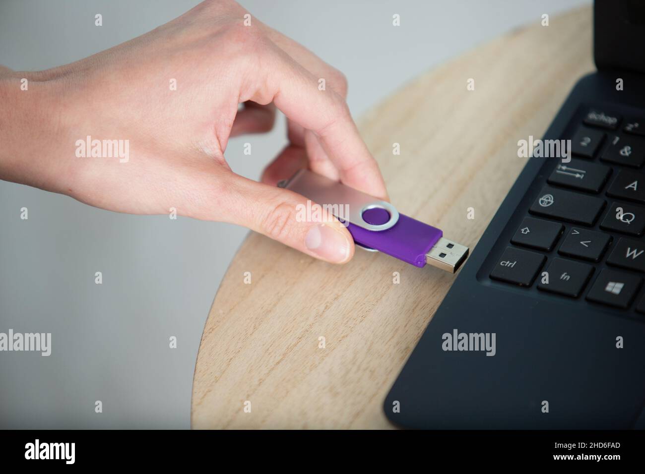 hand holding portable storage pen device Stock Photo - Alamy