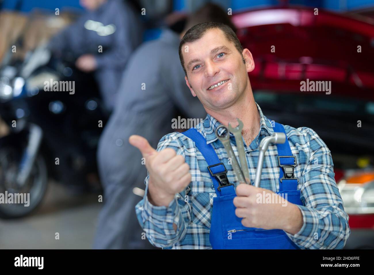 Male mechanic thumbs up car hi-res stock photography and images - Alamy