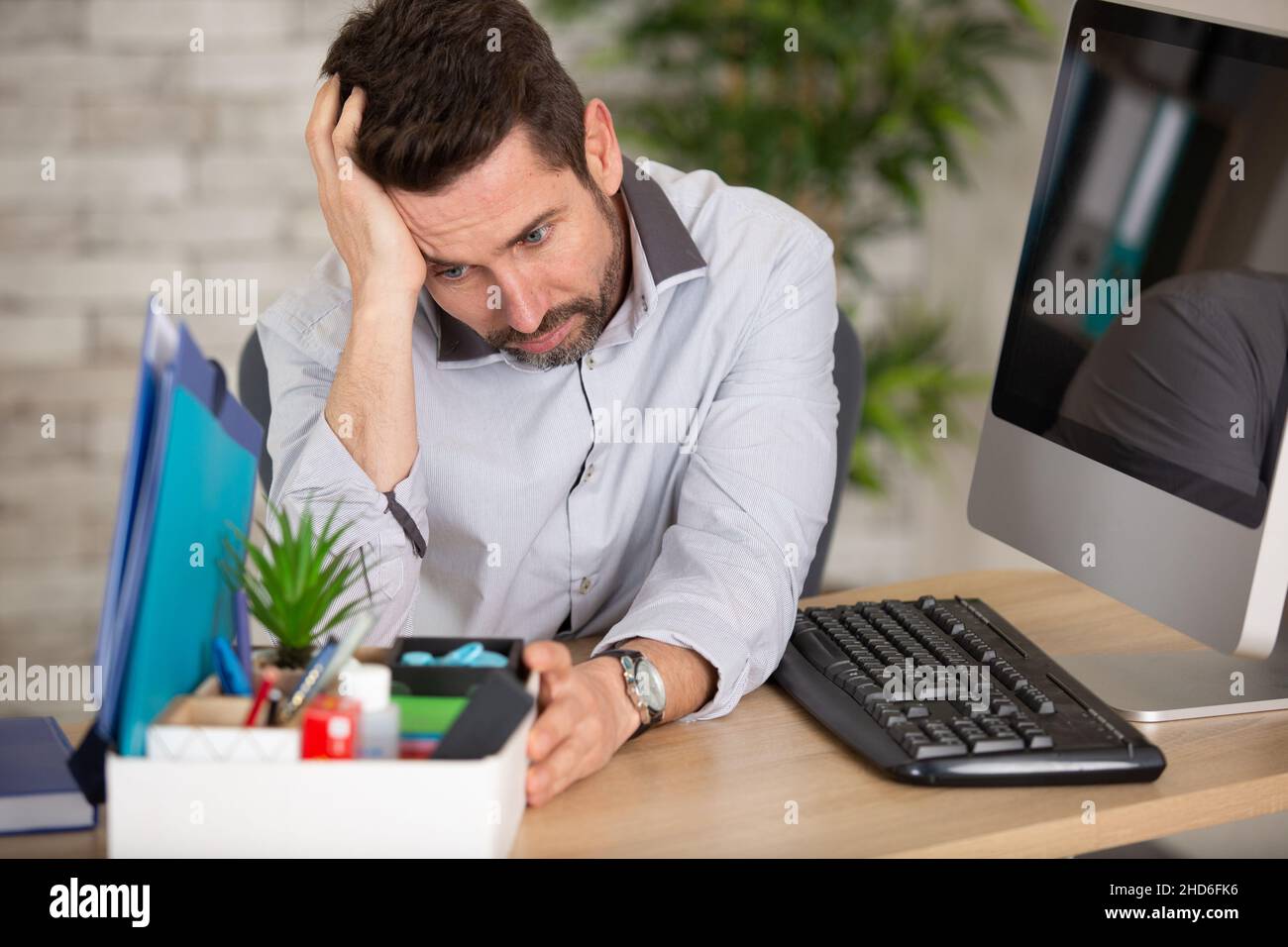 Businessman box desk stuff hi-res stock photography and images - Alamy