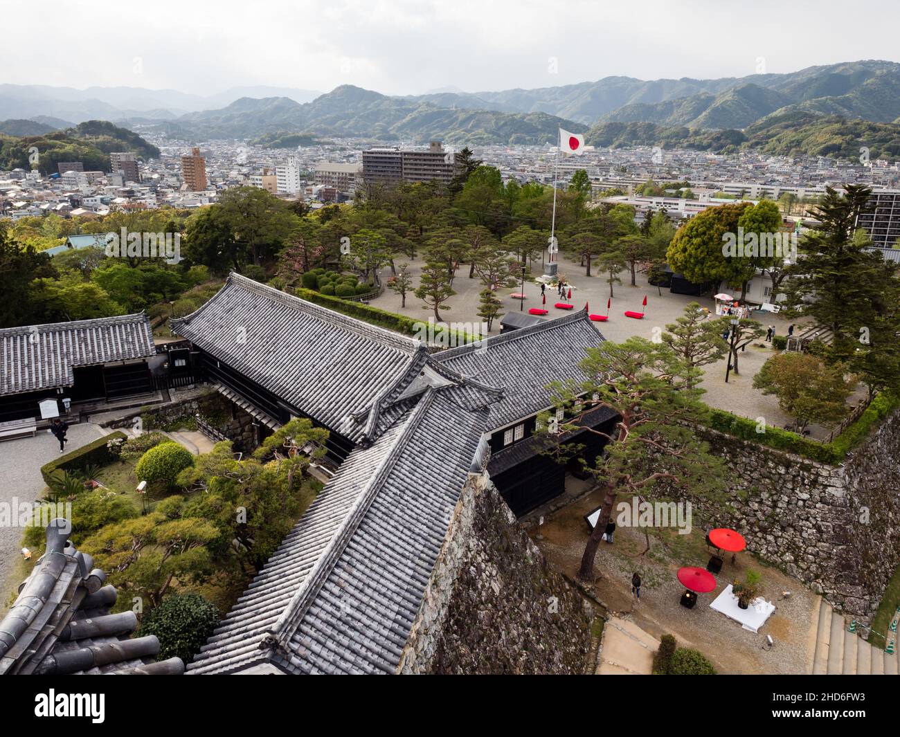 Rooftop japanese castle hi-res stock photography and images - Alamy