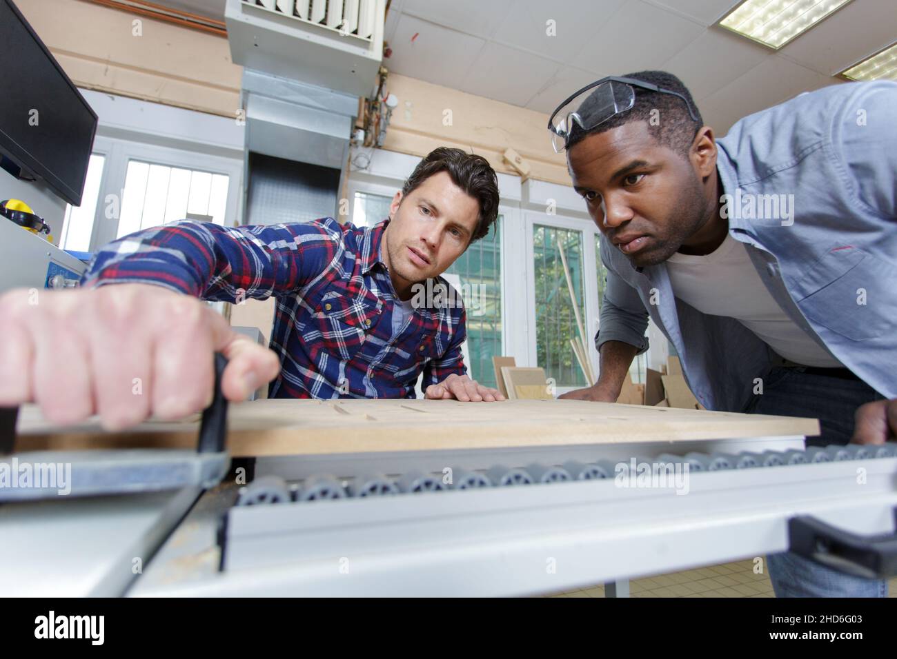 Carpenter cutting sheet wood hi-res stock photography and images - Alamy