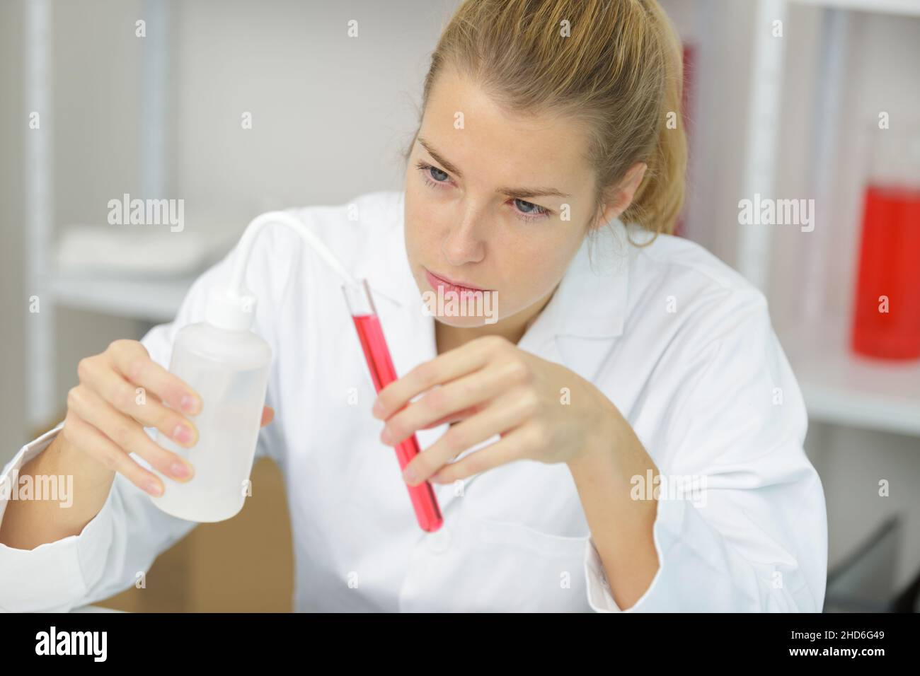 Lab assistant holds pipette hi-res stock photography and images - Alamy