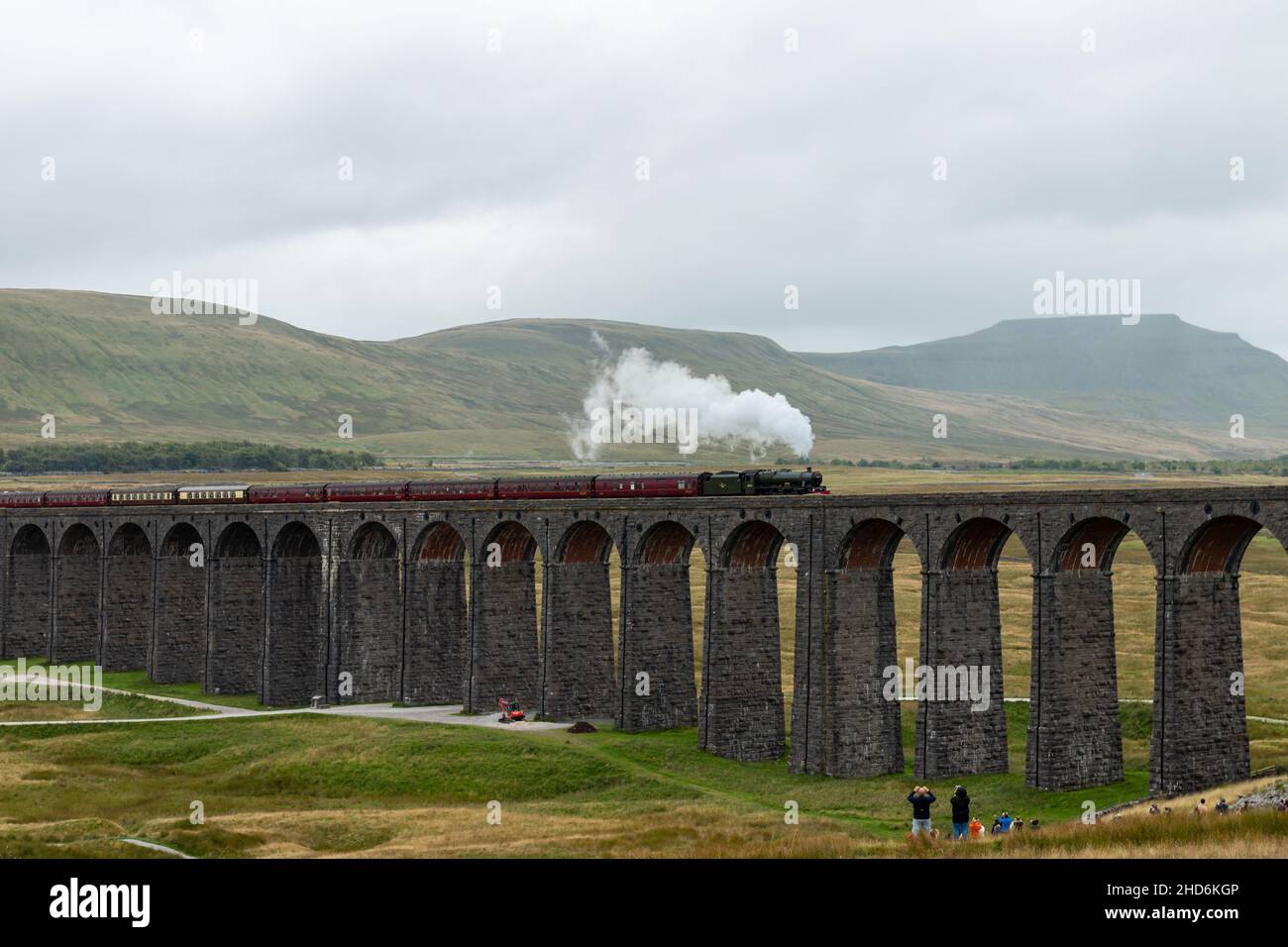 Steam train on Ribblehead viaduct Stock Photo - Alamy