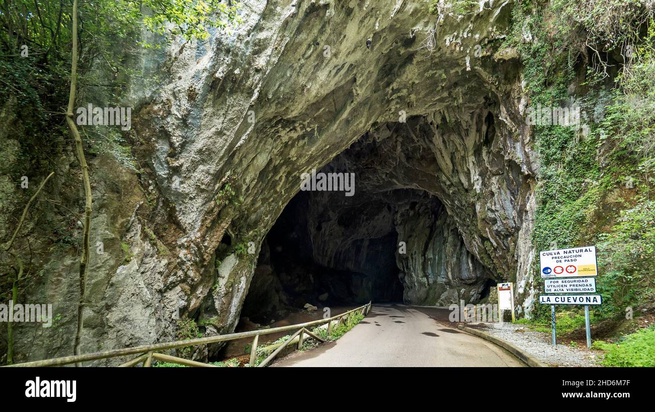 Karst cave hi-res stock photography and images - Alamy