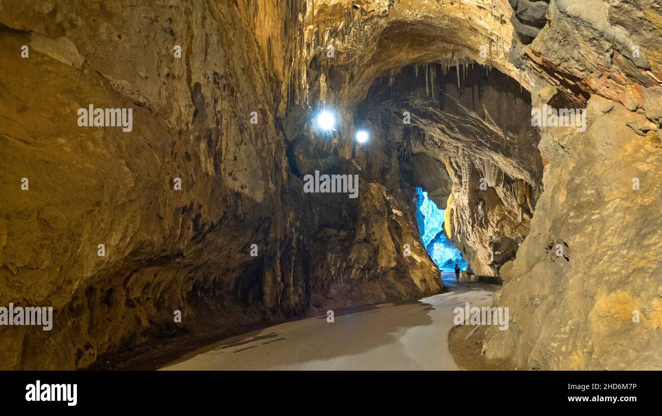 Cave karst hi-res stock photography and images - Alamy