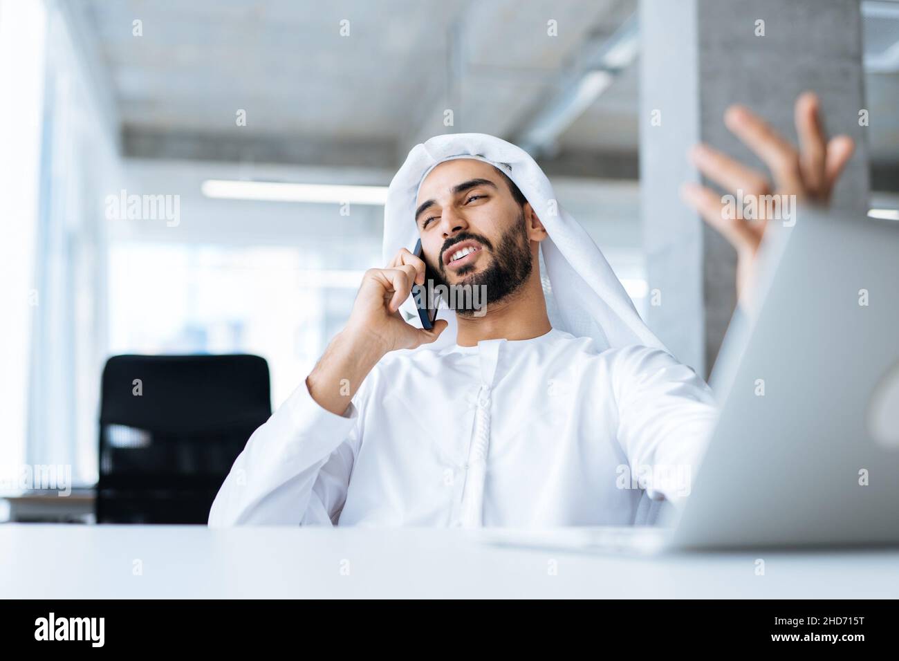 Dubai office people hi-res stock photography and images - Alamy