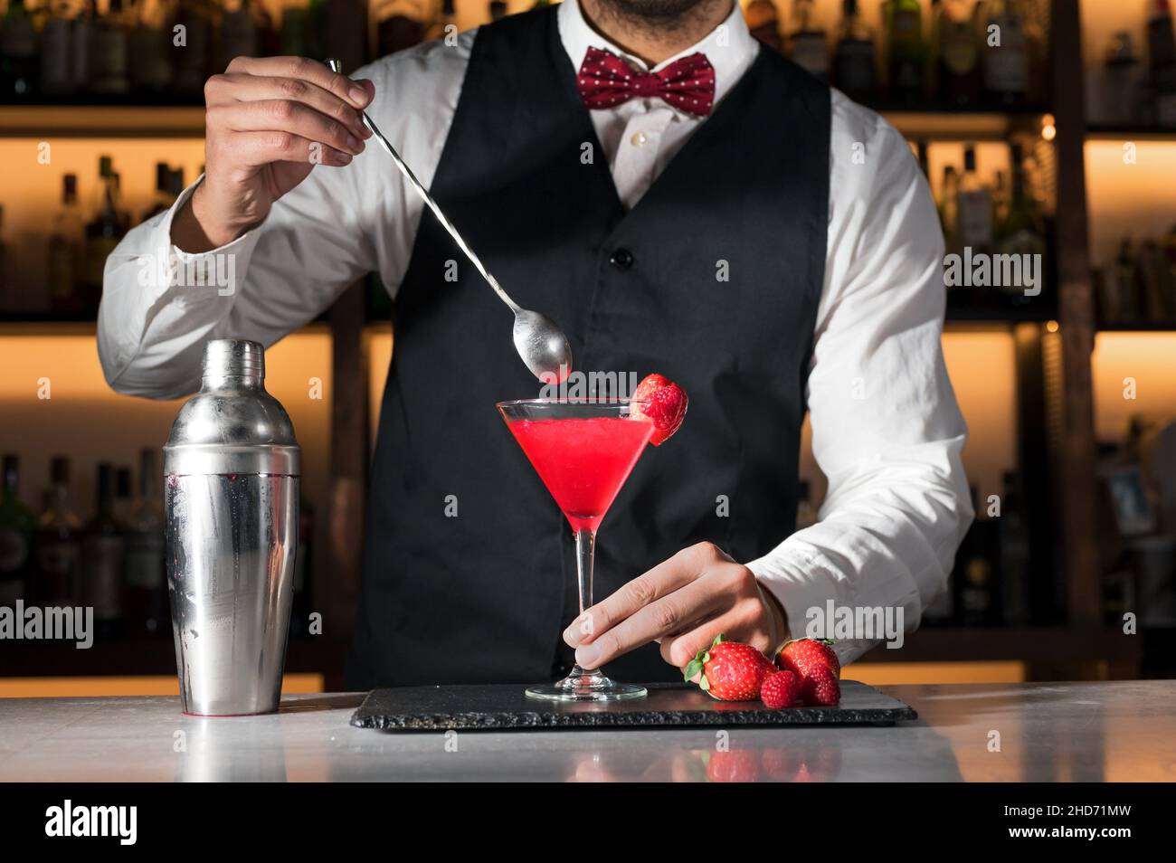 Man cocktail shaking hi-res stock photography and images - Alamy