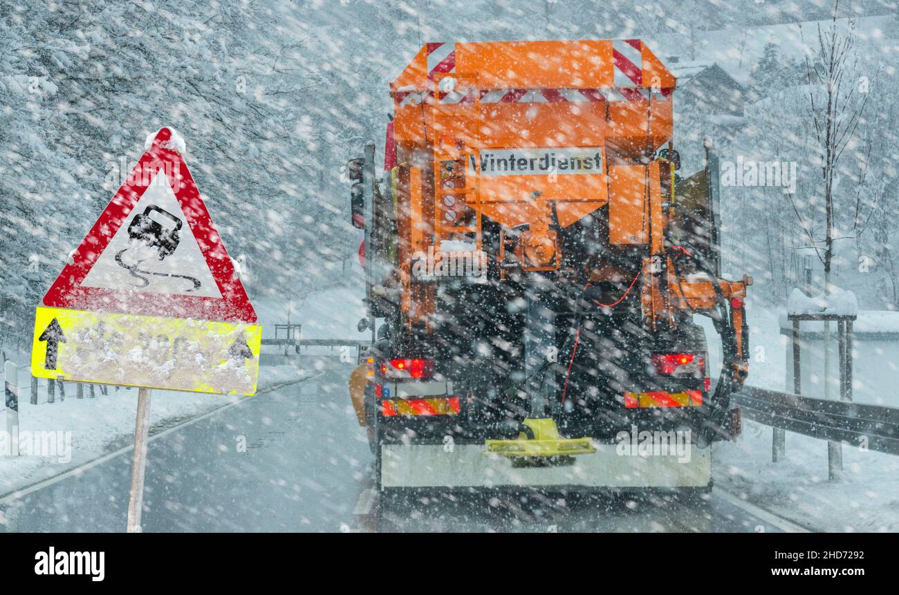 Car skidding sign hi-res stock photography and images - Alamy