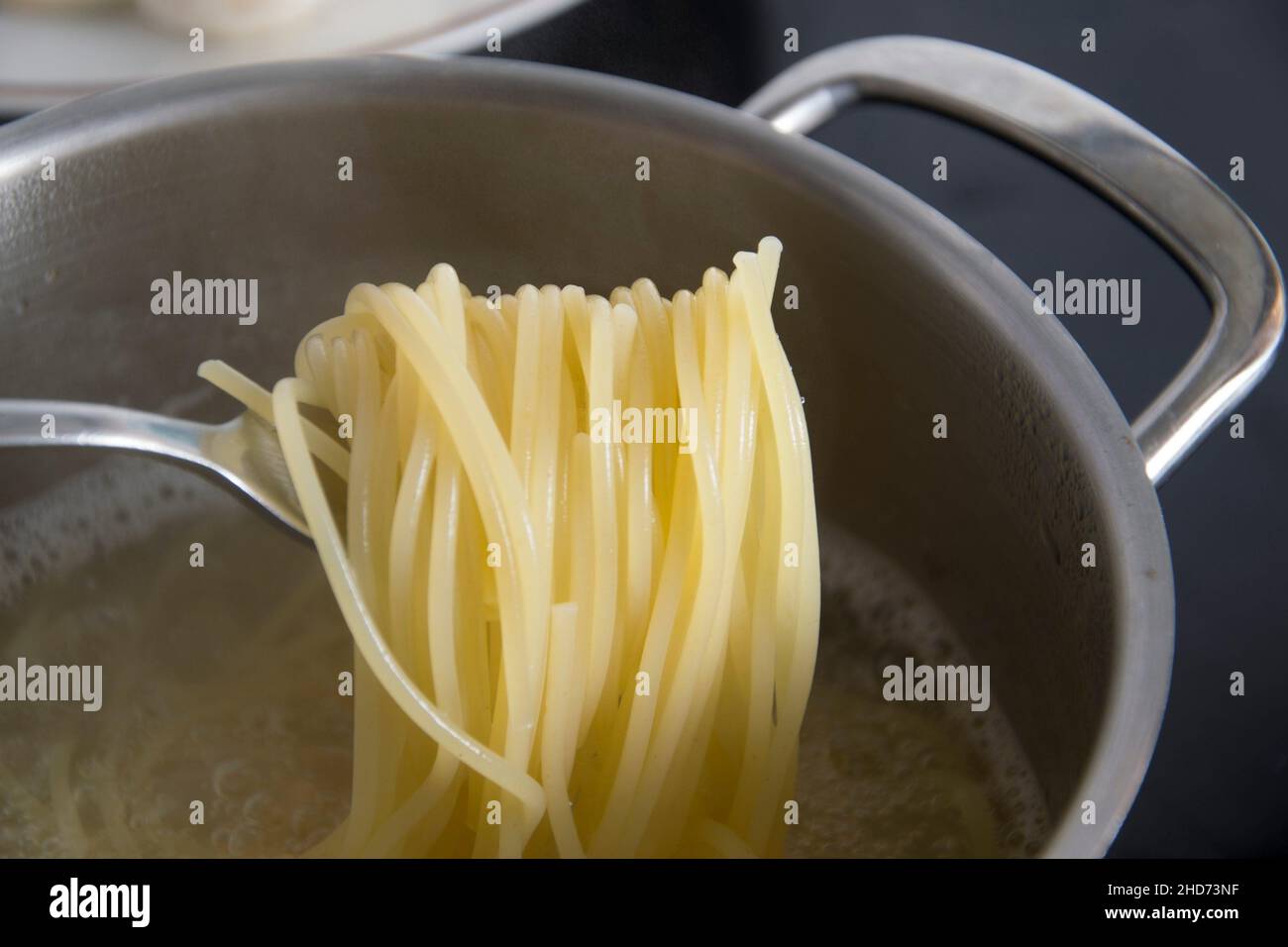 Spaghetti pot water hi-res stock photography and images - Alamy