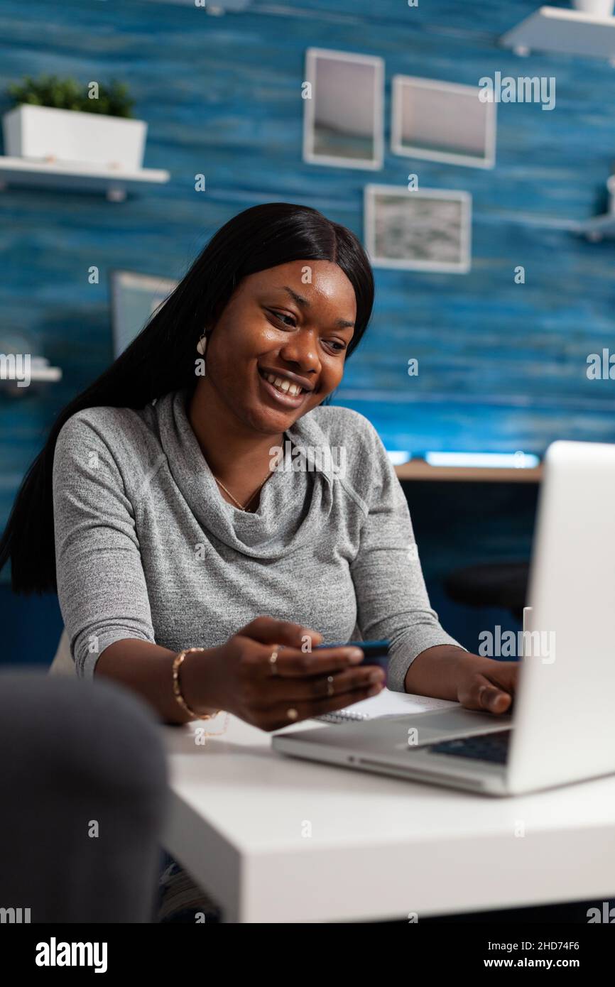 Person using credit card hi-res stock photography and images - Alamy