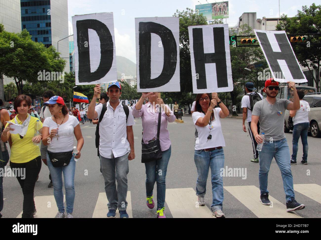 Protest signs in spanish hi-res stock photography and images - Alamy