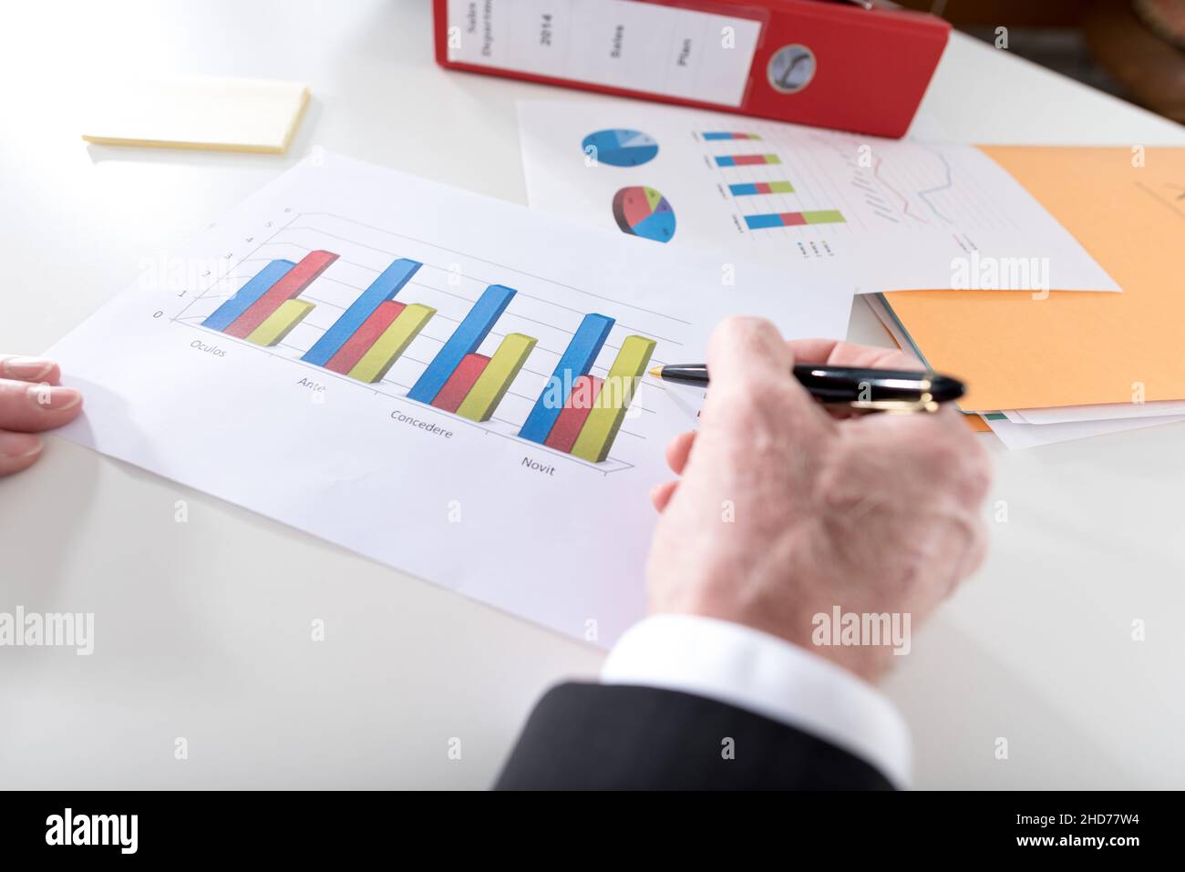 Analyse graphs hi-res stock photography and images - Alamy