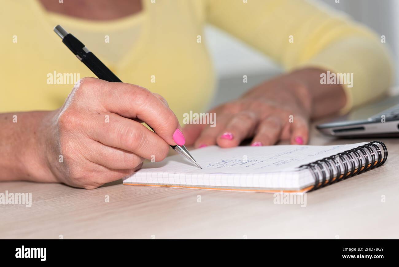 Female hands taking notes hi-res stock photography and images - Alamy