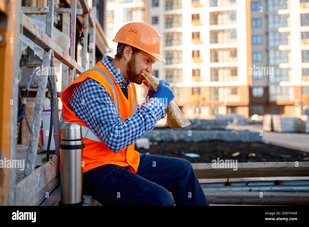 Construction worker eating sandwich during lunch break Stock Photo - Alamy