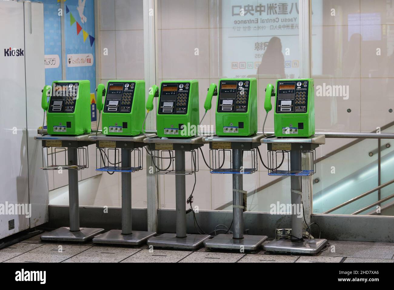 A row of pay phones inside Tokyo Station Stock Photo - Alamy