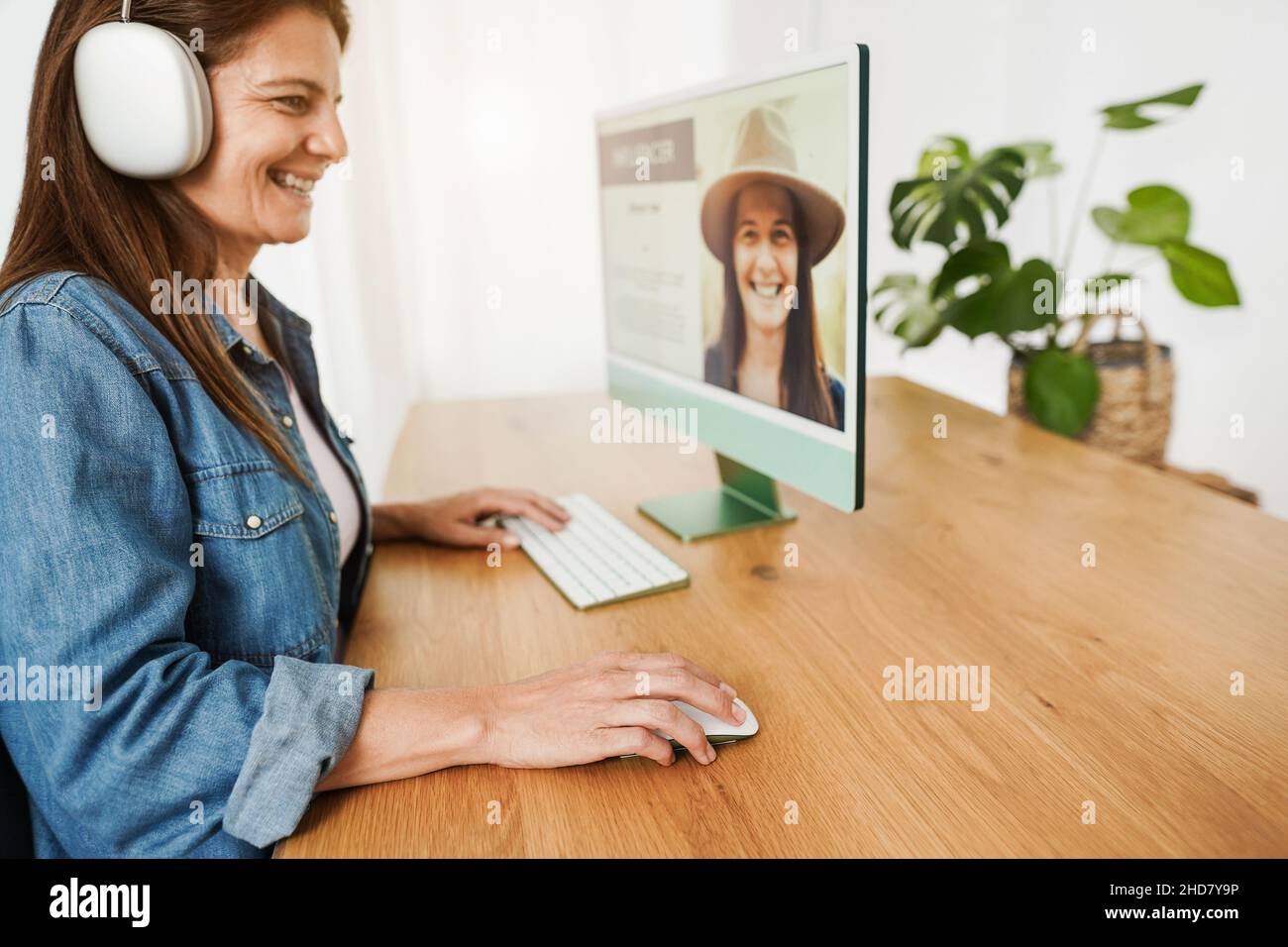 Woman podcaster hi-res stock photography and images - Alamy