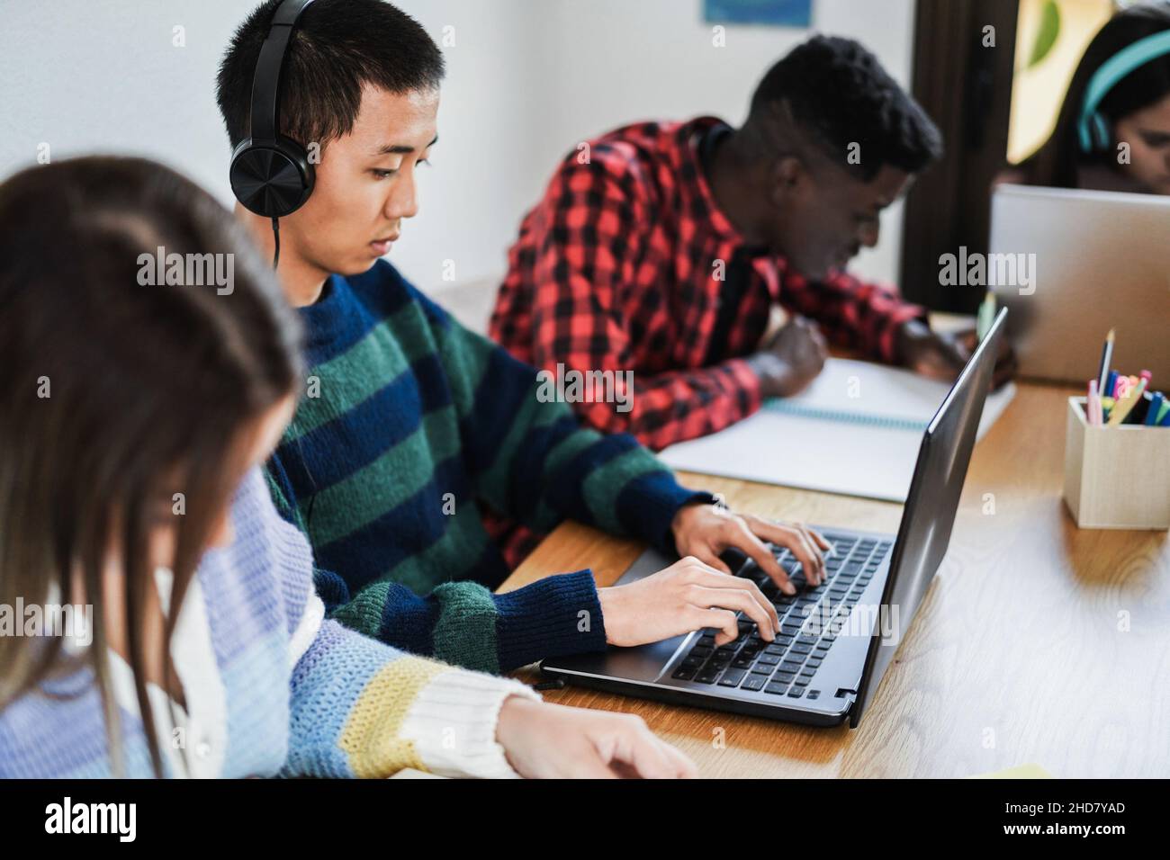 Diverse friends library school hi-res stock photography and images - Alamy