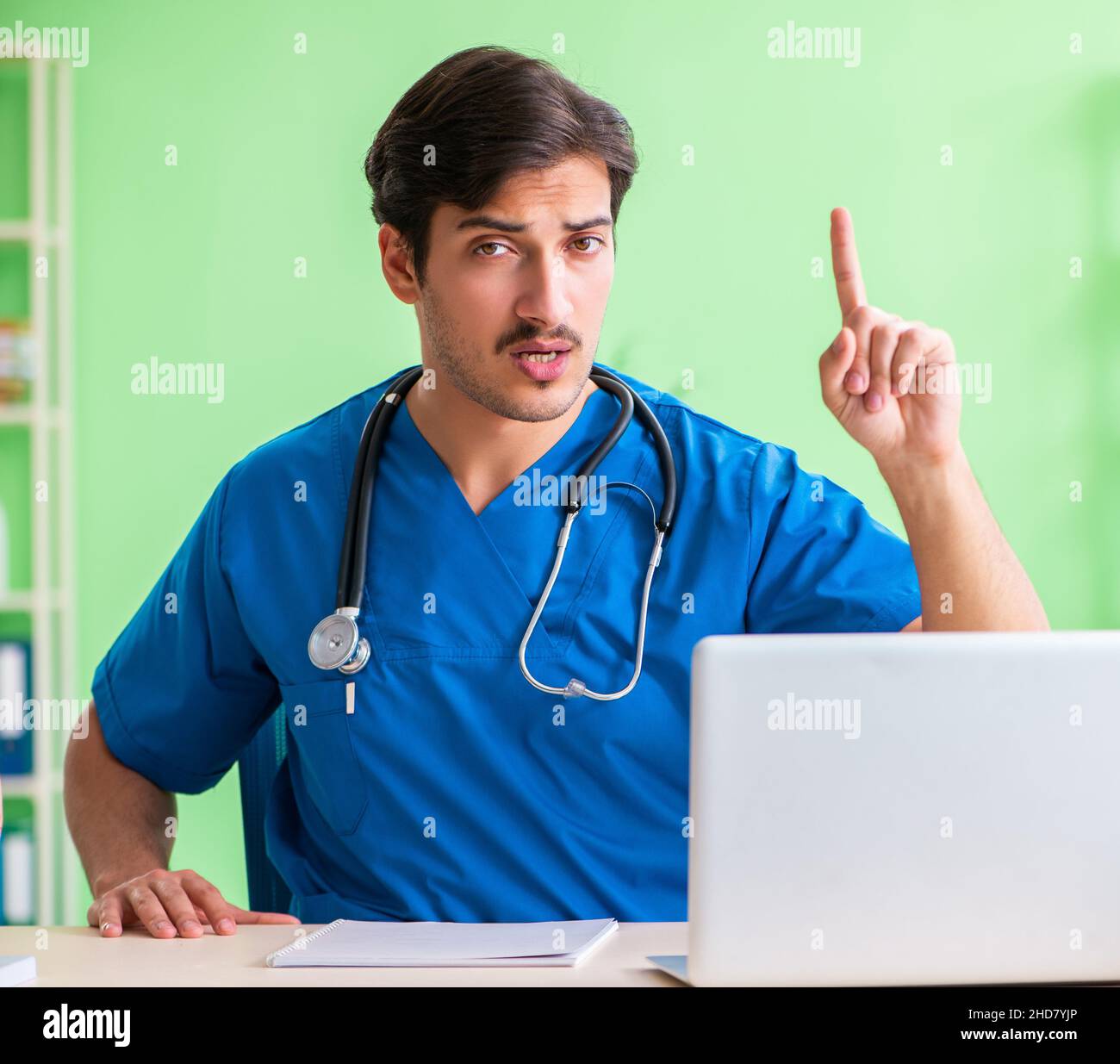 The doctor student explaining heart problems Stock Photo - Alamy