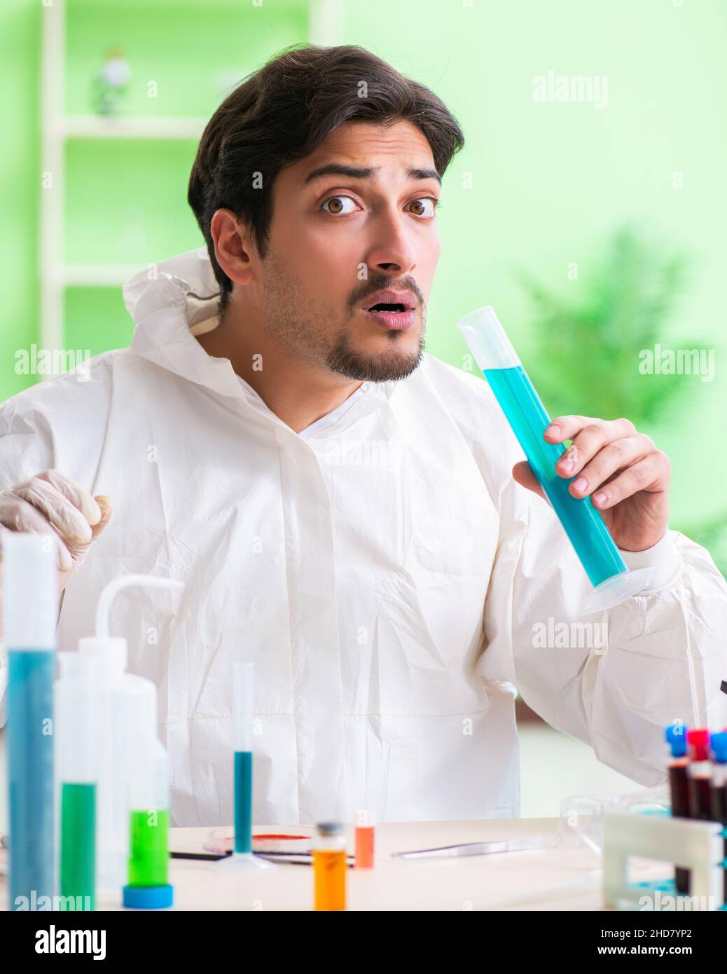 The chemist working in the lab on new experiment Stock Photo - Alamy