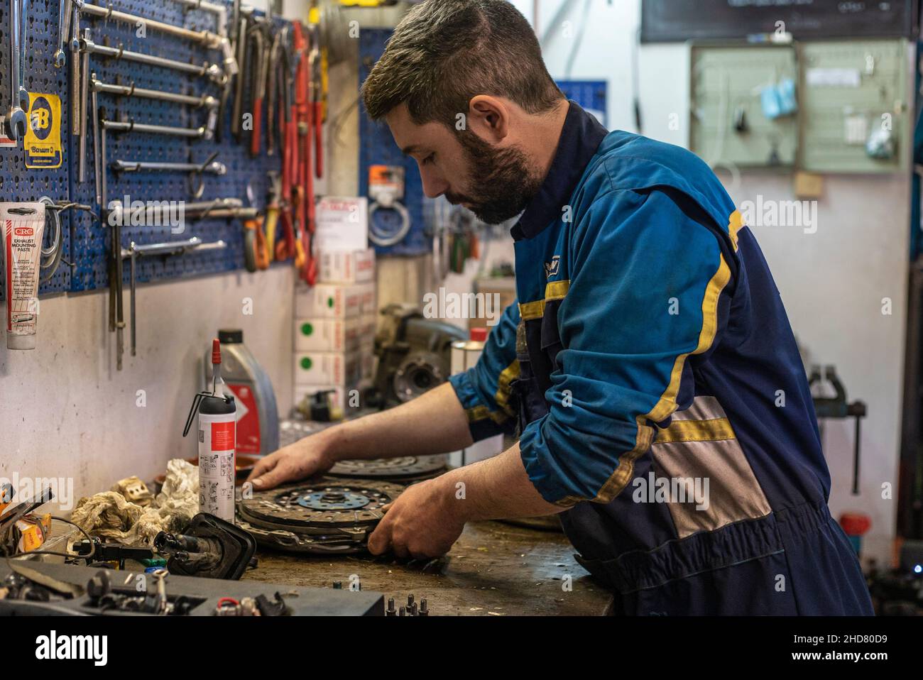 Industrial mechanic working italy hi-res stock photography and images ...