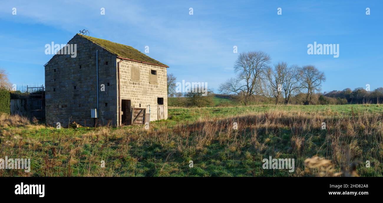Countryside landscape of farm barn on Castley Lane, North Yorkshire ...