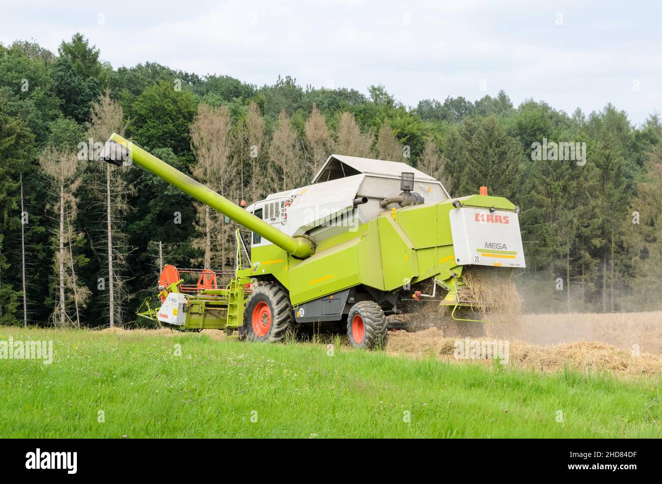 Claas Mega 350 combine harvester with C 450 folding cutterbar in action ...