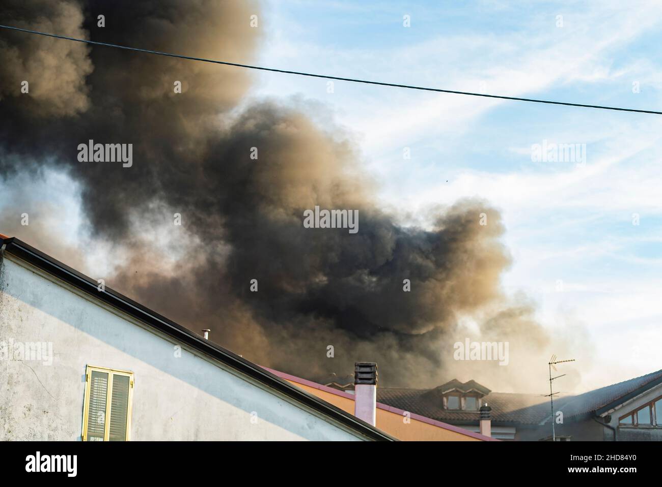 Small house fire hi-res stock photography and images - Alamy