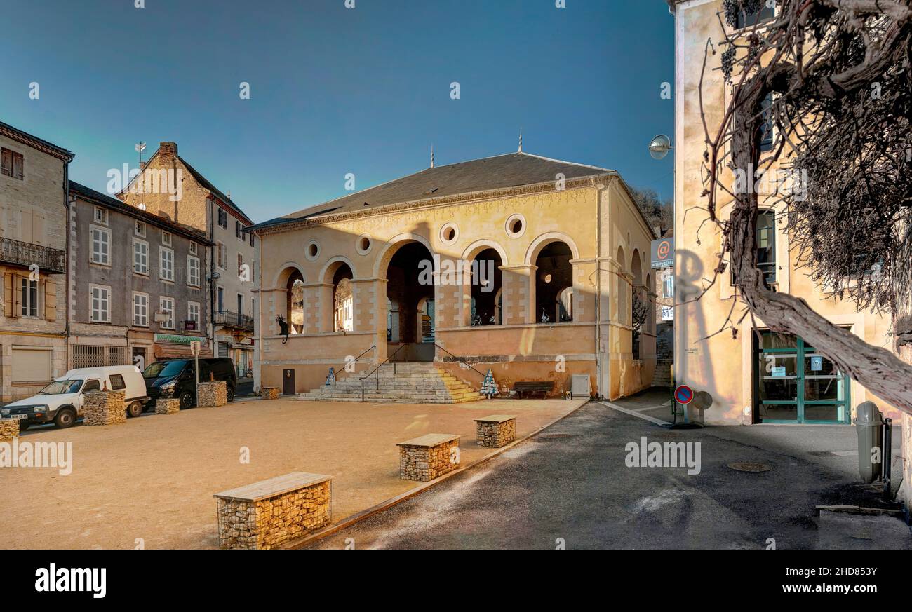 The market hall, Catus, Lot Department, France Stock Photo - Alamy