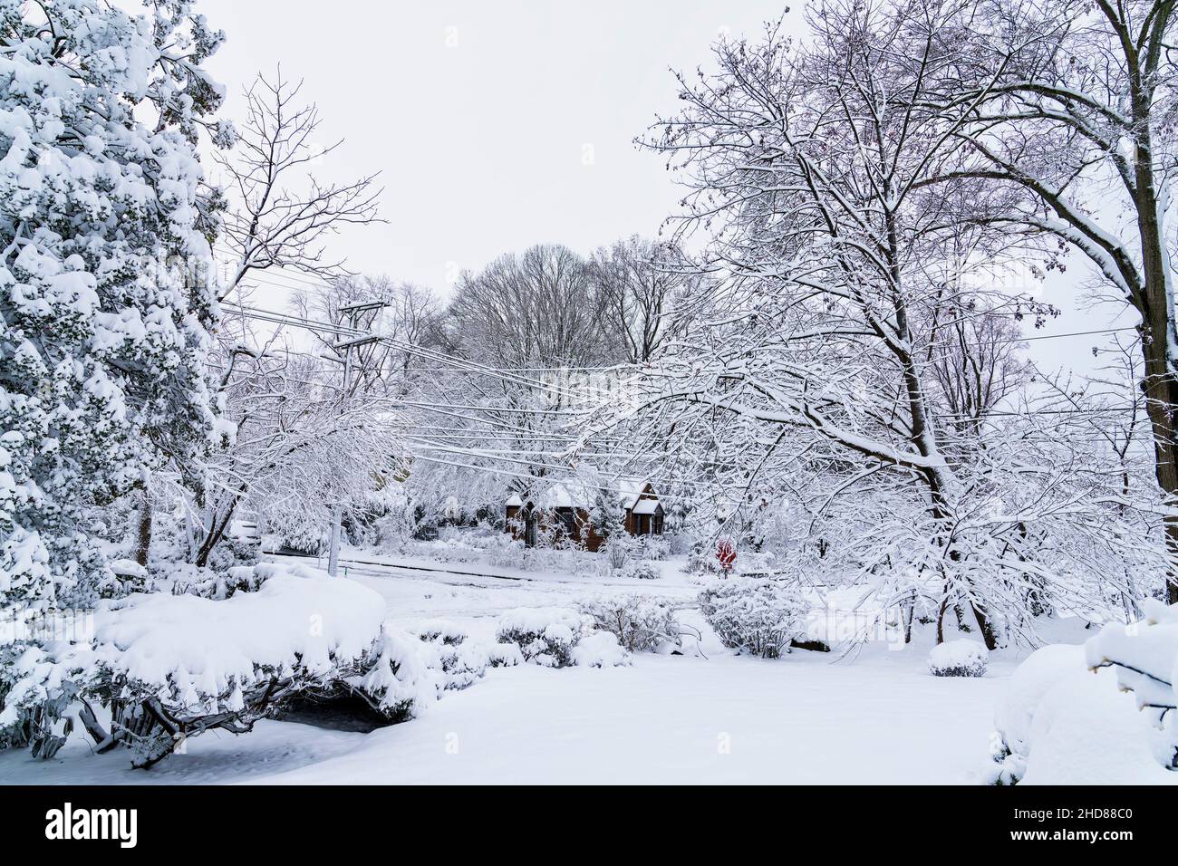 An urban street scene in the snow hi-res stock photography and images ...