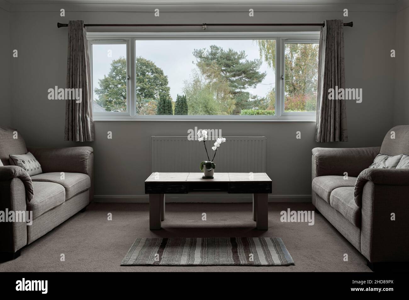 Empty sofas hi-res stock photography and images - Alamy