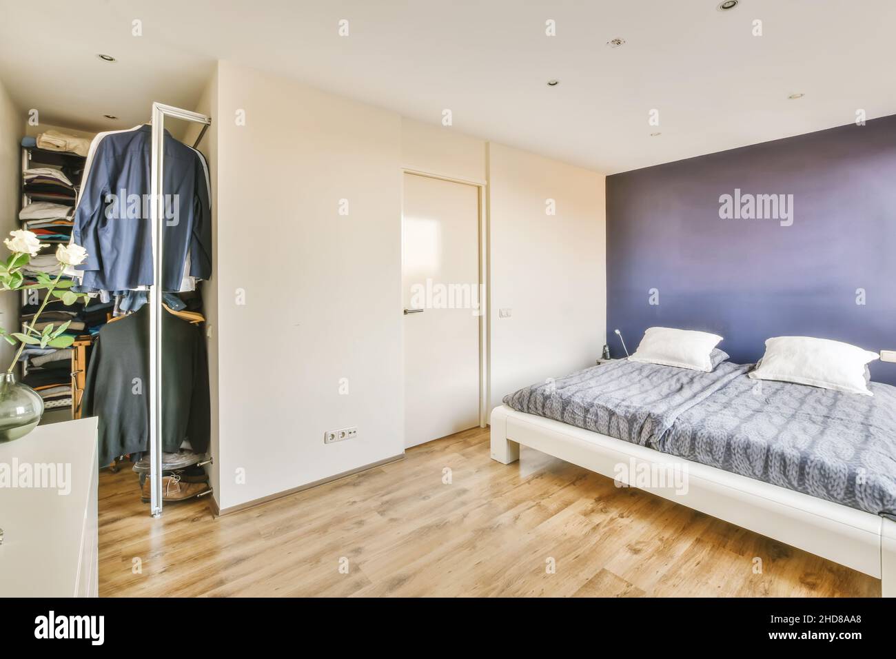 Cozy bedroom with a huge bed and pillows Stock Photo - Alamy