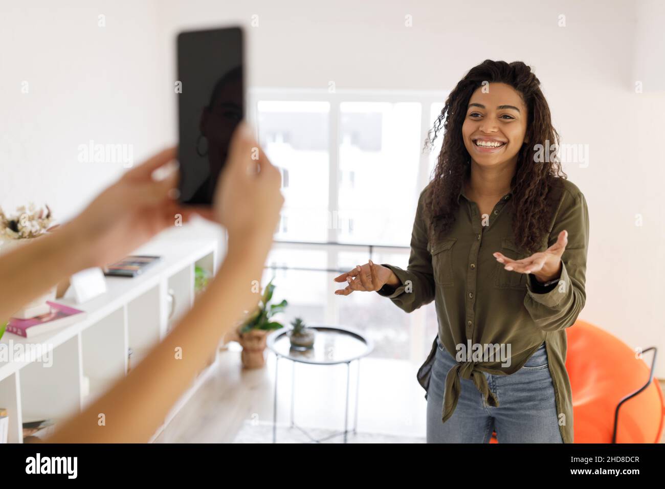 Filming on mobile device hi-res stock photography and images - Alamy