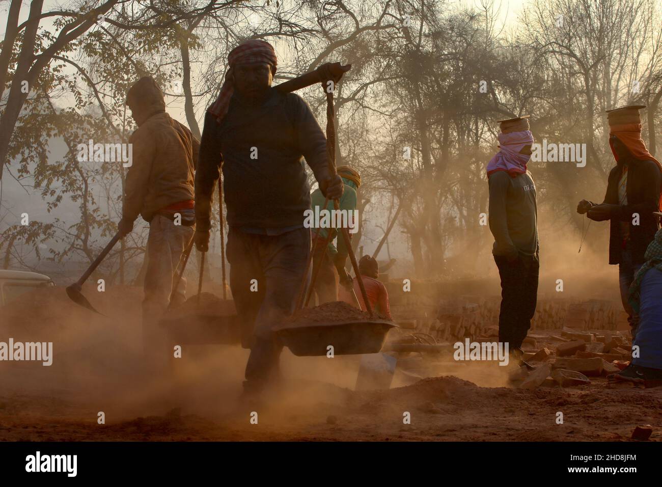 Back breaking labour hi-res stock photography and images - Alamy