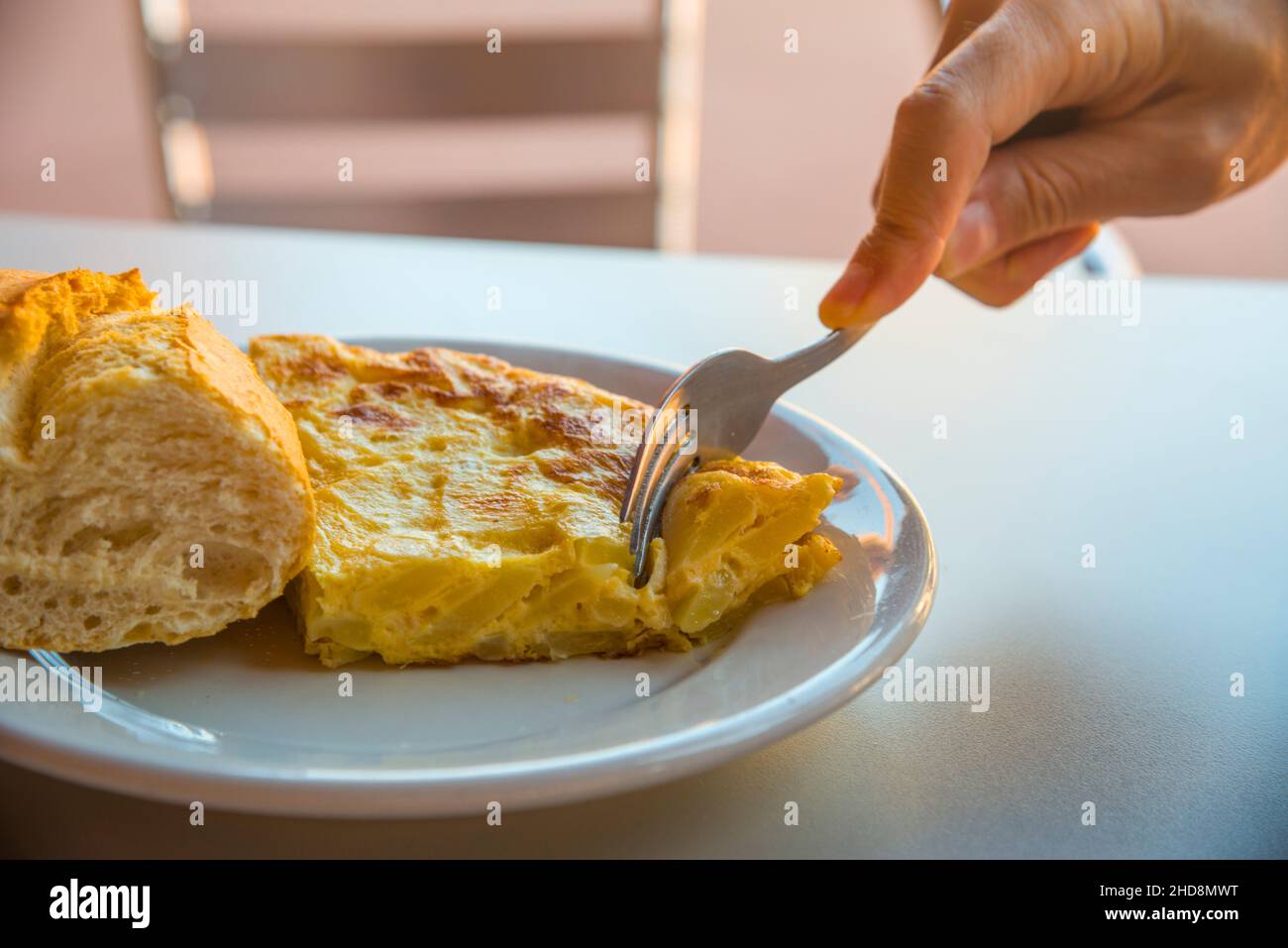 Comiendo comida tradicional hi-res stock photography and images - Alamy