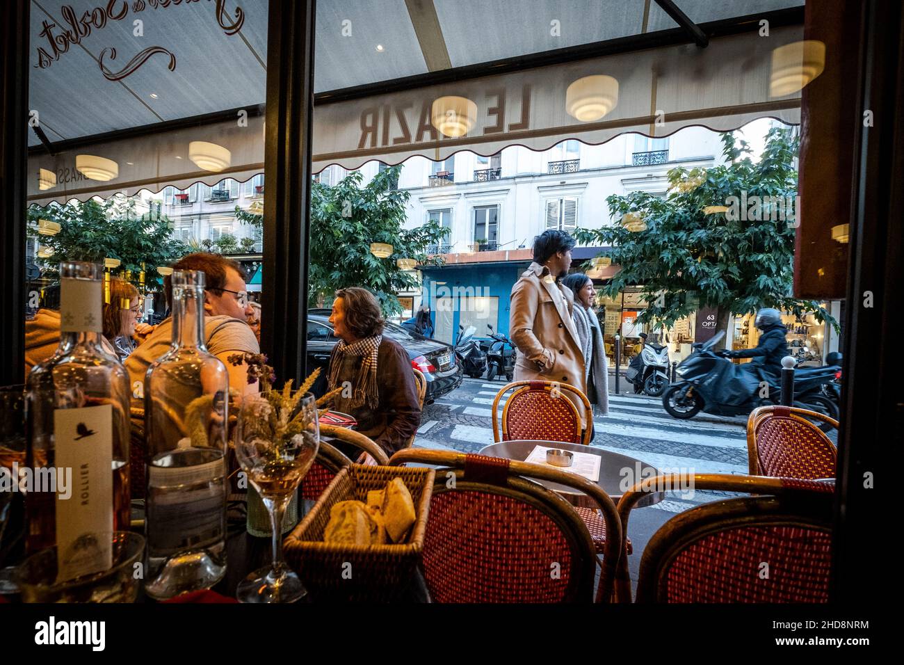Bistro paris interior hi-res stock photography and images - Alamy