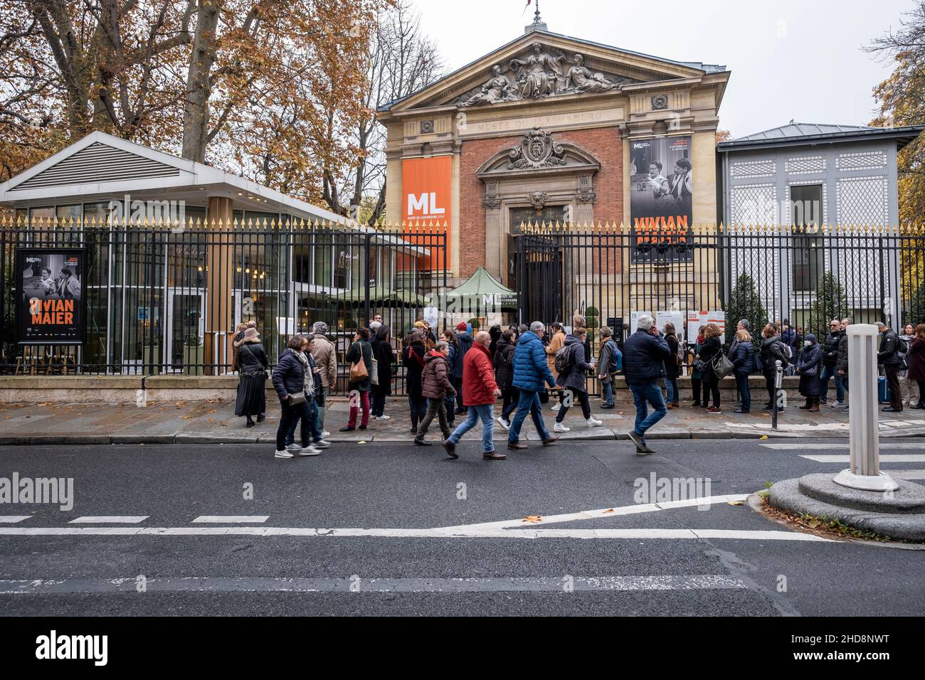 Walking around paris hi-res stock photography and images - Alamy