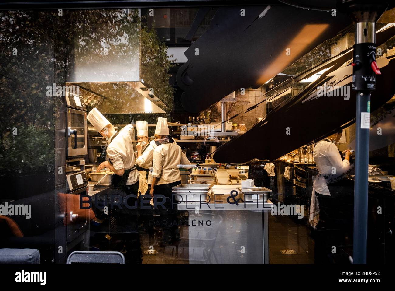 Inside the busy kitchen of a hamburgers restaurante at Paris Stock ...