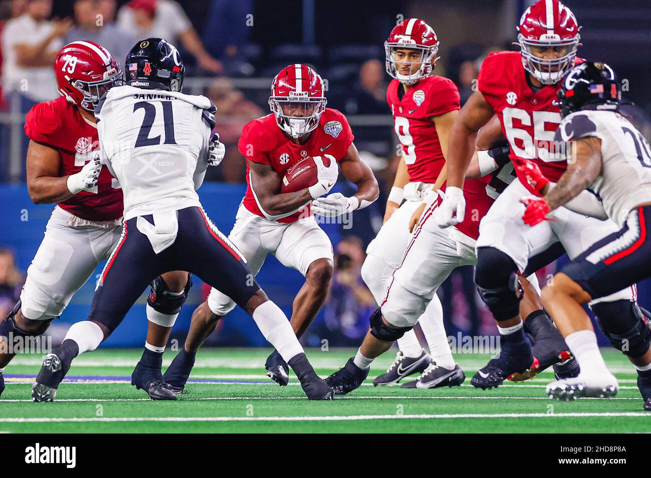 Alabama Crimson Tide running back Trey Sanders (6)carries the ball in ...