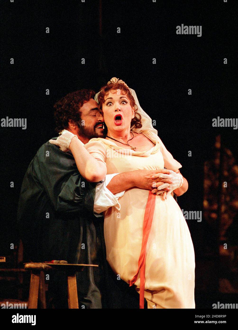 Act 1: Luciano Pavarotti (Mario Cavaradossi), Carol Vaness (Floria ...