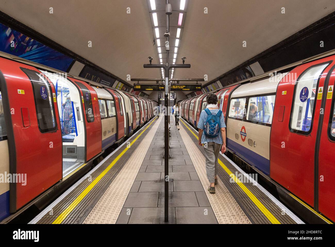 Two Northern Line Trains on the island platform at Clapham Common ...