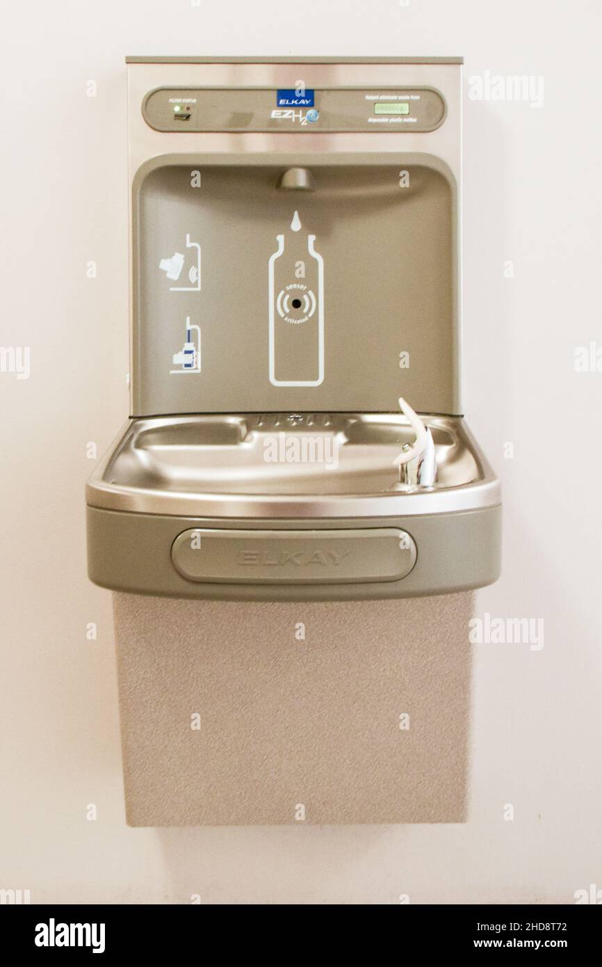 Drinking fountain with water bottle filling Stock Photo - Alamy