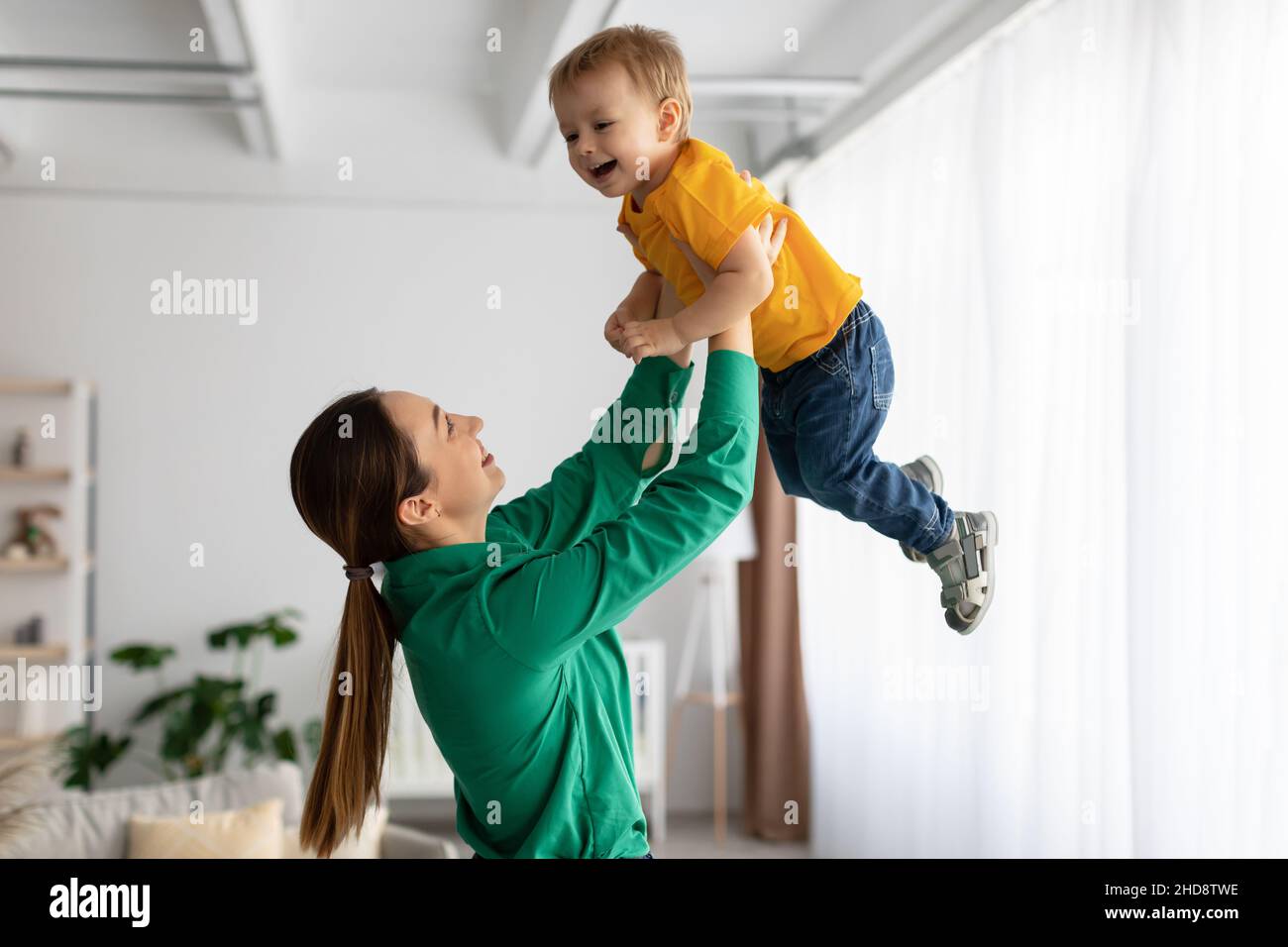 Kid lifting kid hi-res stock photography and images - Alamy