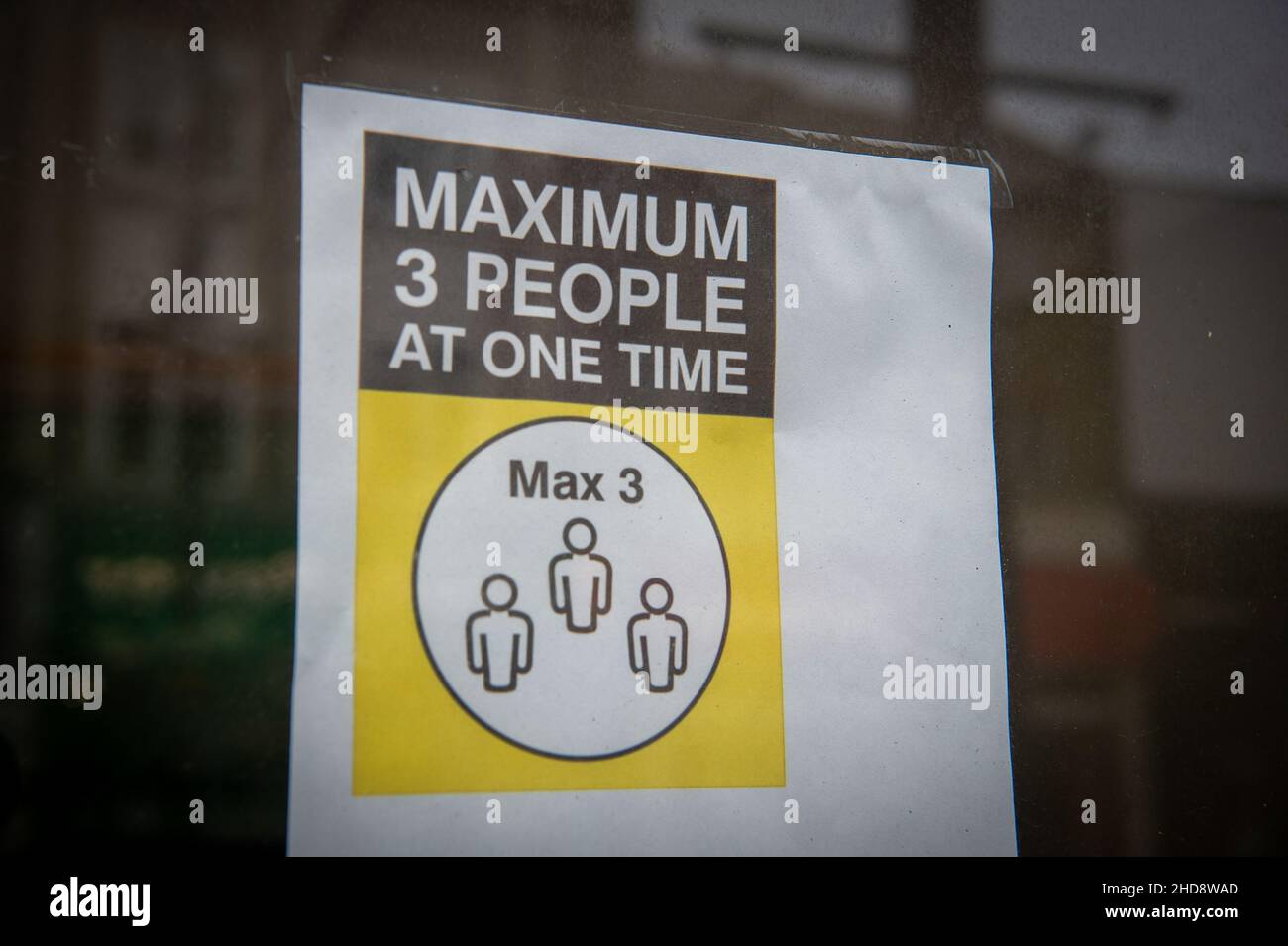Slough, Berkshire, UK. 30th December, 2021. A maximum of three people ...
