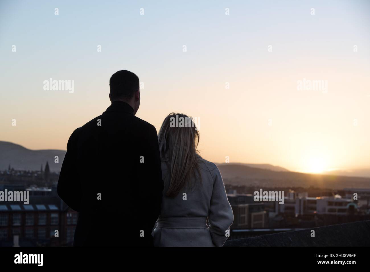 Edinburgh Scotland, UK January 04 2022. WEATHER:UK: Tourists watch the ...