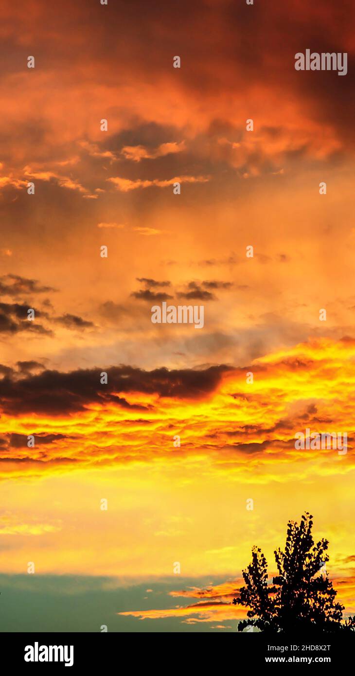A mesmerizing view of the sunset over the countryside Stock Photo - Alamy