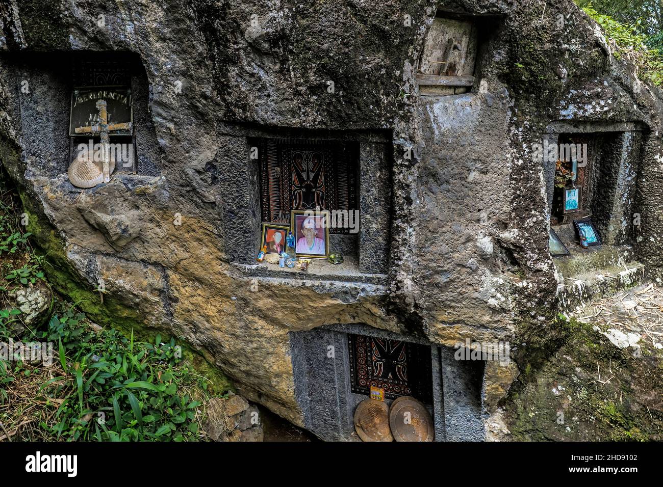 Rock niches & personal items for the dead at UNESCO listed Bori ...