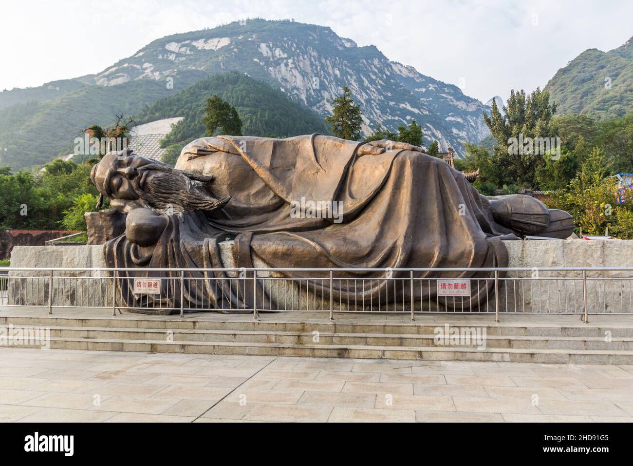 HUA SHAN, CHINA - AUGUST 4, 2018: Statue of Chinese philosopher ... HUA SHAN, CHINA - AUGUST 4, 2018: Statue of Chinese philosopher ...