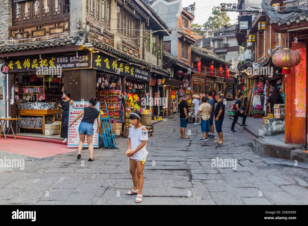 FENGHUANG, CHINA - AUGUST 13, 2018: Narrow cobbled street in Fenghuang ...